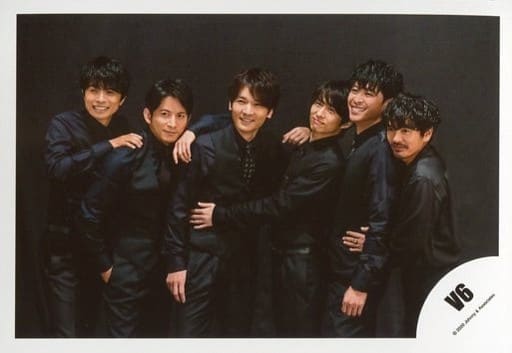 V6 / Gather (6 persons) / Horizontal ・ Above the knees / "V6 For the ...