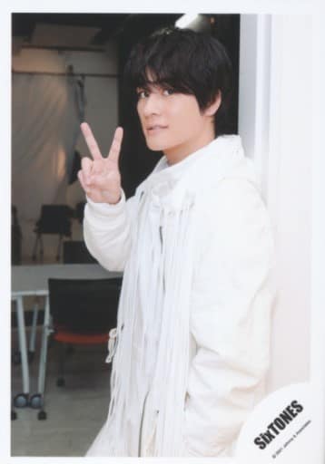 SixTONES / Shintaro Morimoto / on the knees / "on eSt" goods off shot ...