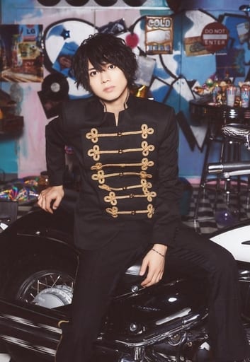 Official photo (male) / actor Ryohei TAKENAKA / Whole body, sitting /' Ryohei TAKENAKA Birthday ...