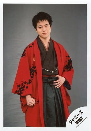 Official photo (Johnnys) / idol / Johnny's West Johnny's West / Daiki Shigeoka / above knee ...