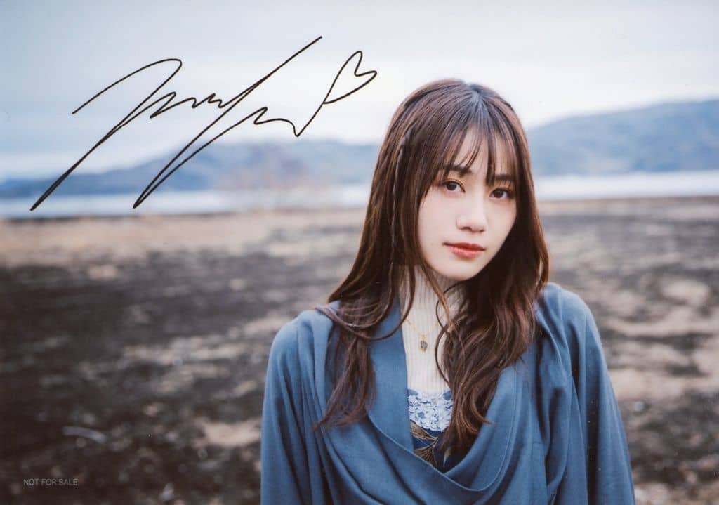 Official photo (female) / voice actor Miku Ito / Printed with signature ...