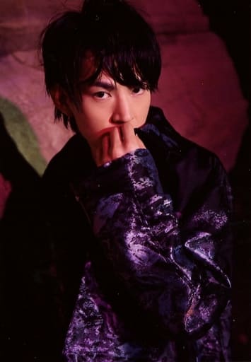 Official photo (male) / Voice actor Masanari Wada / Upper body, Costume Black, Left Hand, Mouth ...