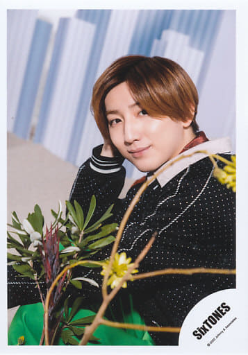 SixTONES / Kyomoto Taiga / upper body / "Feel da CITY" goods off shot ...