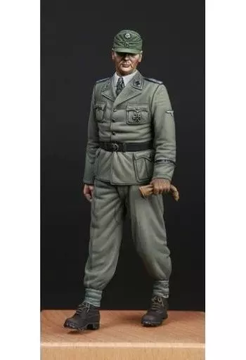 Plastic model 1/24 75 mm WW. II Armed Guards Lieutenant Colonel Otto ...