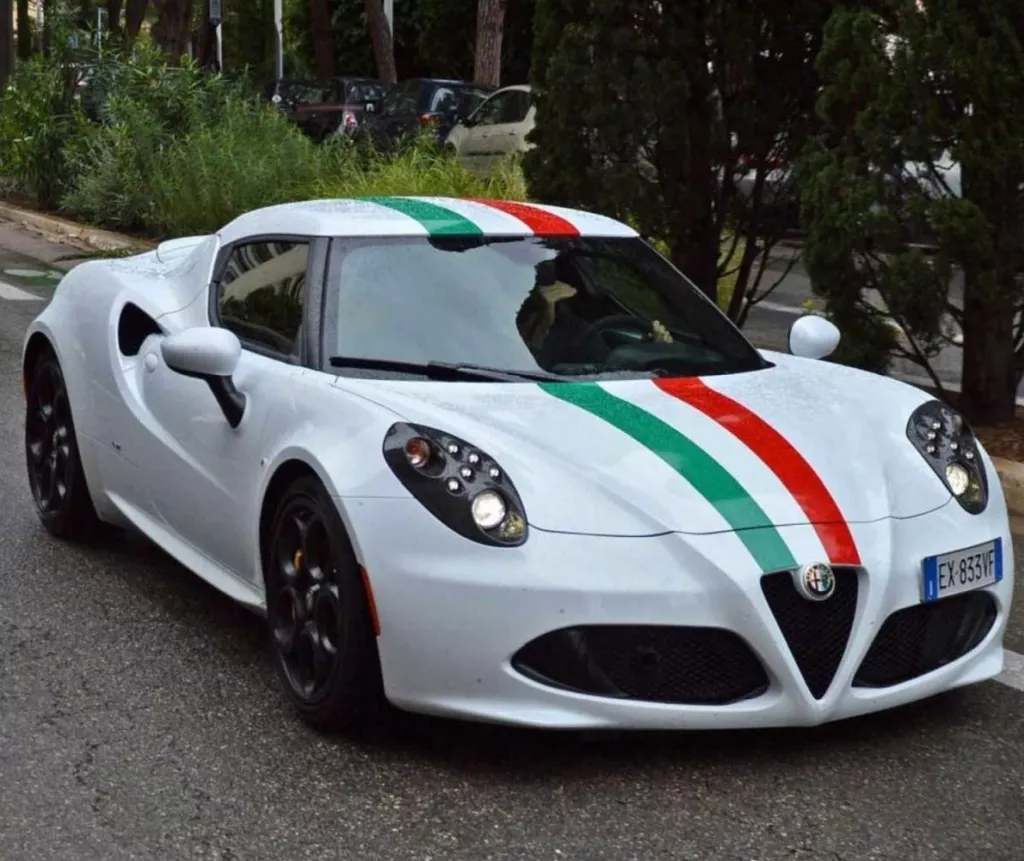 1/18 Alfa Romeo 4C Glossy Bianco Carrara - italian stripe with case ...