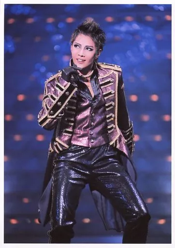 Official photo (female) / Takarazuka Revue (star group) / actress Takarazuka Revue (Star Troupe ...