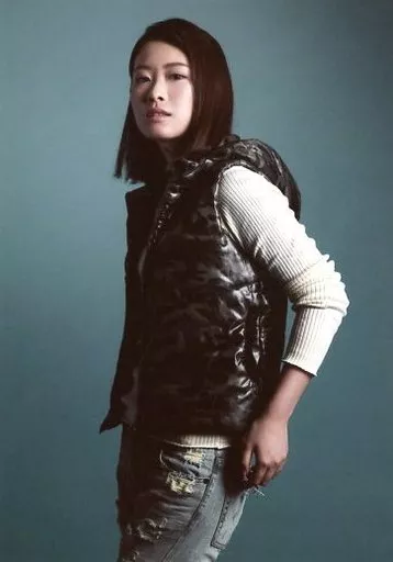 Official photo (female) / actress Ren Imai / Kneecaps / White / Black ...