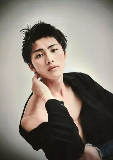 Official photo (male) / actor Takumi Kizu / Upper body, Costume : Black, Shirt, Nude, Right ...