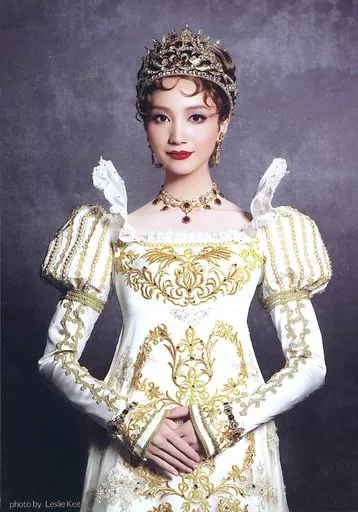 Official photo (female) / Takarazuka Revue (star group) / actress Takarazuka Revue (Star Troupe ...
