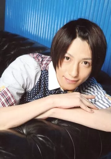 Official photo (male) / actor Hiroki Suzuki / Bust Up / Costume Black / White / Yellow / Arm ...