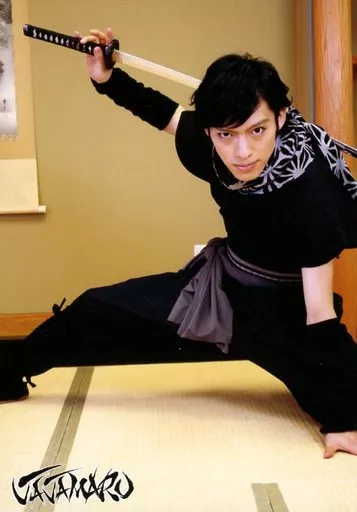 Official photo (male) / actor Tomohiro Ito (Kagemaru) / Whole body / Right-handed sword / Left ...