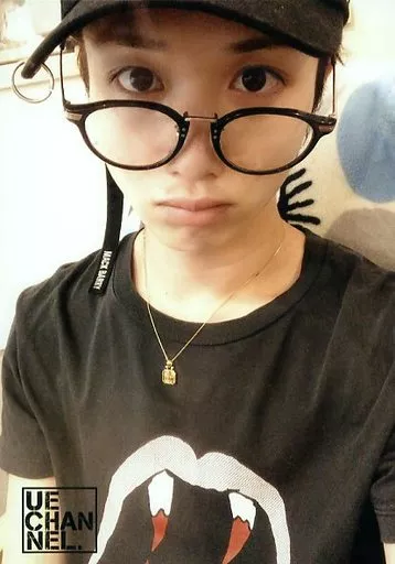 Keisuke Ueda / Bust Up / Costume Black / White / Hat / Glasses / Mouth ...