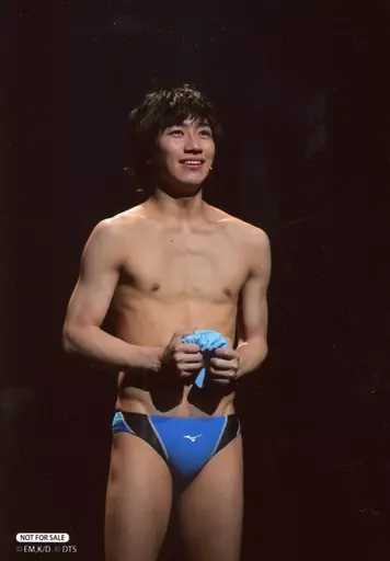 Takeru Naya (Tomoki Sakai) / Live Photo / Above Knee / Swimsuit / Facing Right / Character ...