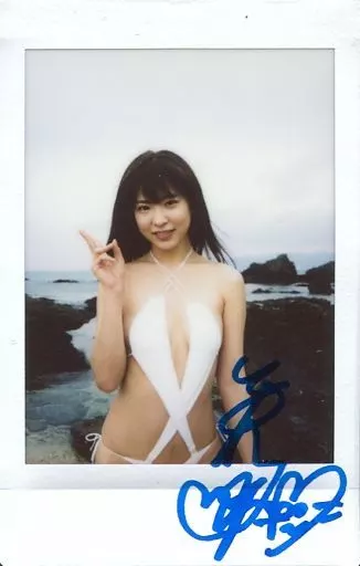 Official photo (female) / actress Misaki Kawamura / with handwritten signature / Upper body ...