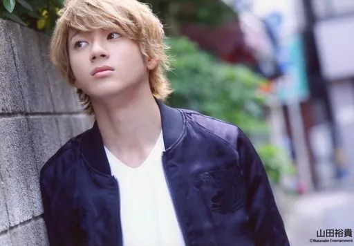 Official photo (male) / actor Yuki Yamada / Horizontal / Bust Up / Costume Black / Upper Left ...