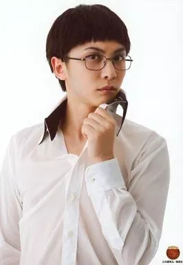 Official photo (male) / actor Sumihiro YOSHIKAWA (Kikuma TOGO) / Upper Body / Left Hand Hem ...