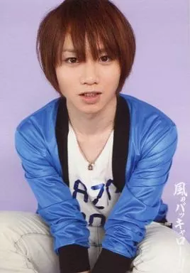 Official photo (male) / actor Keisuke Ueda (FUGETA NATSUME) / Knees ...