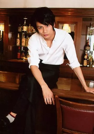 Official photo (male) / actor Ryoma Baba / Whole-Body / Sitting / Shirt White / Left Hand ...