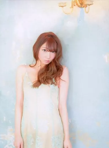 Official photo (female) / voice actor Marina Inoue / Visual Book "VOICE ...