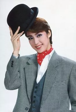 Official photo (female) / actress Yuki Amami / Bust Up / Check Pattern Jacket Grey / Right Hand ...