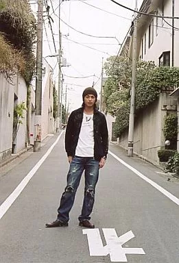 Official photo (male) / actor Kengo Ohkuchi / Whole body / Jacket black ...