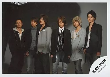 生写真(ジャニーズ)/アイドル/KAT-TUN KAT-TUN/6人/横型/膝上/赤西グレージャケット/目線左 | 雑貨・小物 | Suruga-ya.com