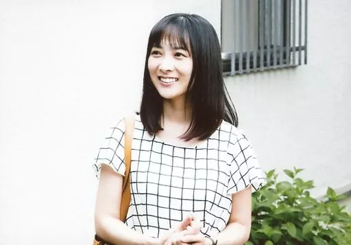 Official photo (female) / actress Mitsuki Tanimura (Yuki USUI) / Yokogata (Horizontal type ...