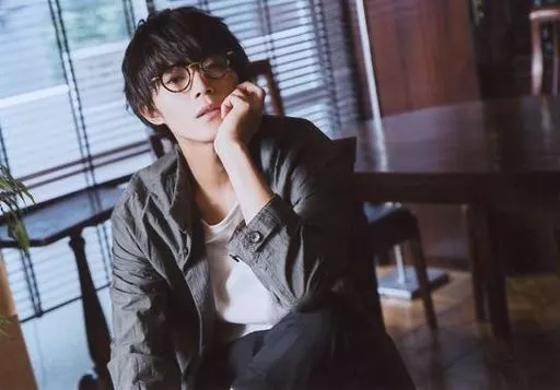 Official photo (male) / actor Hiroki Ino / Horizontal / Above the Knee ...