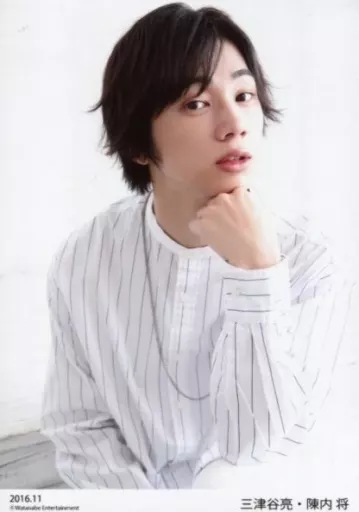 Official photo (Male) / Actor / D2 Ryo Mitsuya / Upper Body / Costume White / Black / Stripe ...