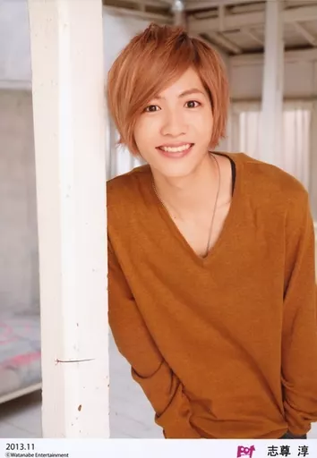Official photo (Male) / Actor / D2 D2 / Jun Shison / Upper Body / Costume Brown / Black / Right ...