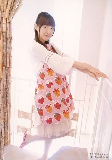 Official photo (female) / voice actor Yuki Nagaku / Whole body / Aprons / Facing Right / Both ...