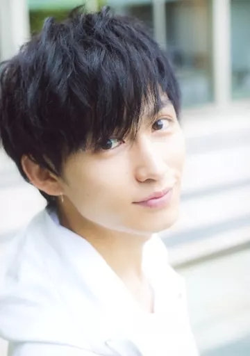 Official photo (male) / actor Ryo Matsuda / Face Up, Costume White, Right Facing, Neck Tilted ...