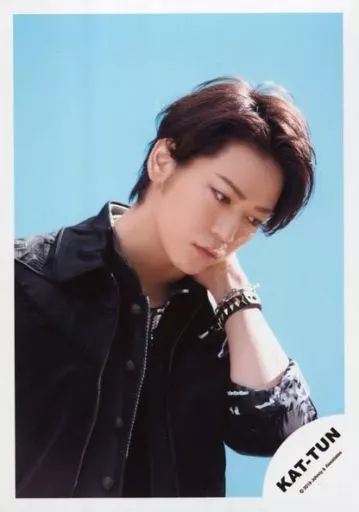 KAT-TUN / Kazuya Kamenashi / Bust up / Costume black / Left hand ...