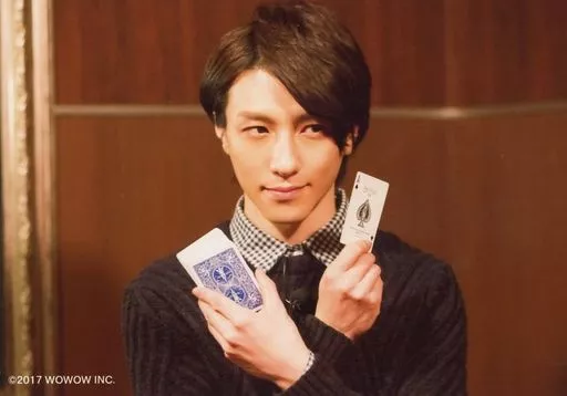 Official photo (male) / actor Hiroki Suzuki / Yokogata / Bust-up / Costume black / Both hands ...