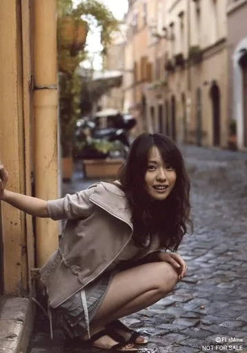 Official photo (female) / actress Erika Toda / Whole Body / Squatting ...