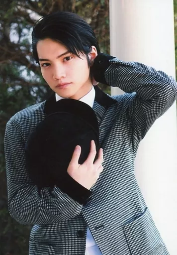 Official photo (male) / actor Hiroki Miura / Upper body, Costume : Black, Right Hand Hat, Left ...