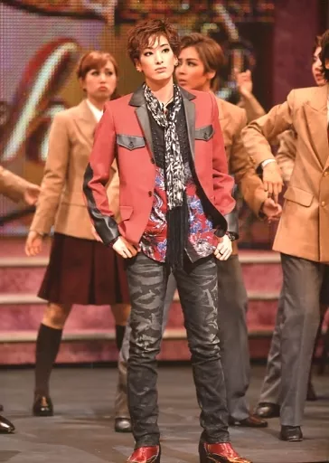 Official photo (female) / Takarazuka Revue (Hanagumi) / actress Takarazuka Revue (Hanagumi ...