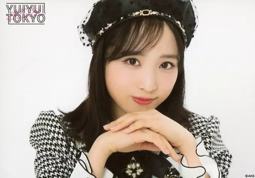 Yui Oguri / Landscape / Face-up / Black / White / Hat / Both Hands ...