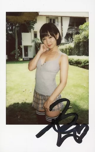 Official photo (female) / Gravure idol ☆ Ruri Shinato / Kneecap / Left-facing / Costume Gray ...