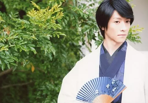 Official photo (male) / actor Hiroki Suzuki / Horizontal, Bust up, Costume white, gray, Kimono ...