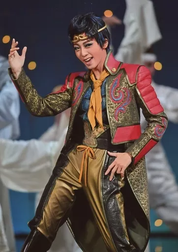 Official photo (female) / Takarazuka Revue (star group) / actress ...