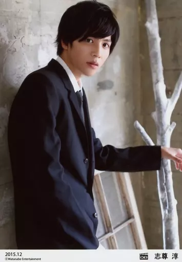 Official photo (male) / actor D2 / Jun Shison / Upper Body, Costume Black, Left Hand Stretching ...