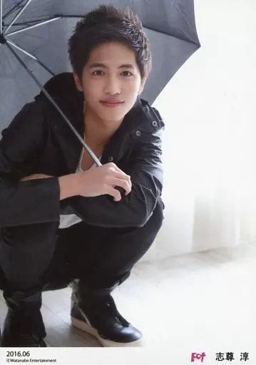 Official photo (male) / actor D2 / Jun Shison / Whole-body / Squatting / Black / White / Arm ...