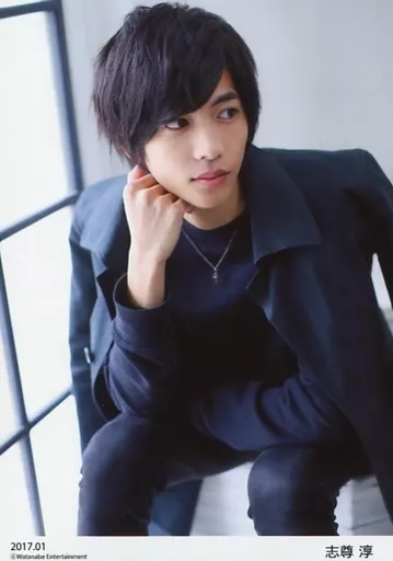 Official photo (male) / actor D2 / Jun Shison / Above the Knees, Sitting, Costume Black, Right ...