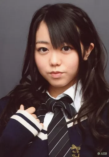 Minami Minegishi / Bust Up / Costume Black / Right Hand Bending / Mouth ...