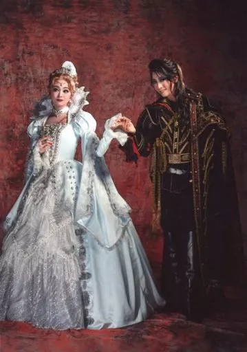 Official photo (female) / Takarazuka Revue (star group) / actress ...