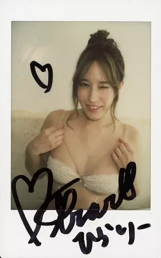 Official photo (female) / Gravure idol ☆ Rina Hirata / with handwritten signature / DVDs 「 Rina ...