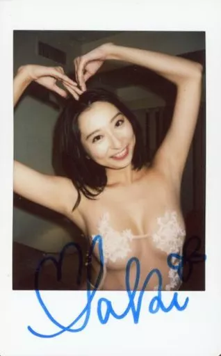 Official photo (female) / Gravure idol Saki Ogata / with handwritten signature / Nama Cheki ...