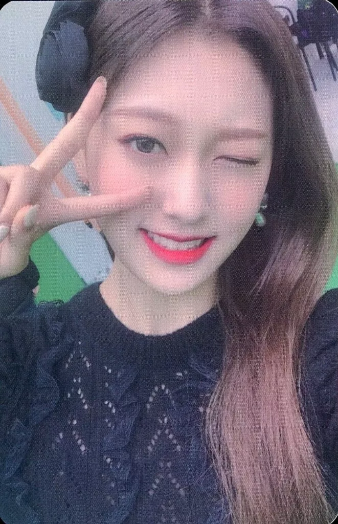 LOONA / Cherry (Choerry) / "LOONA Premier Greeting : Meet & Up" photo ...