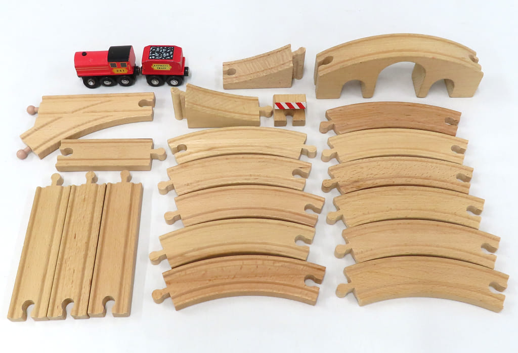 Toy Classic Wooden Figure Eight Train Set - Classic ウッドゥン Eight Train ...